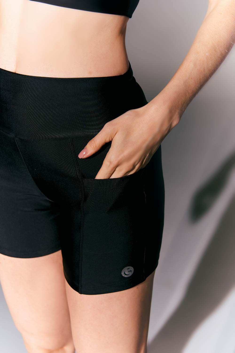 Short Curto Básico Preto com Bolso | WIND